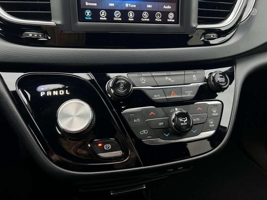 Black Chrysler Pacifica 2019 in Kaunas, with an engine capacity of 3.60 L and mileage of 110 thousand km for 17999 €, photo 18 on AUTOMOTO.COM.LV