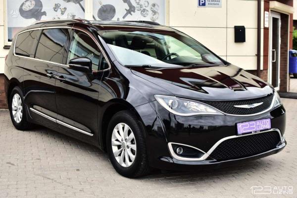 Black Chrysler Pacifica 2019 in Kretinga, with an engine capacity of 3.60 L and mileage of 195 thousand km for 15999 €, photo 5 on AUTOMOTO.COM.LV