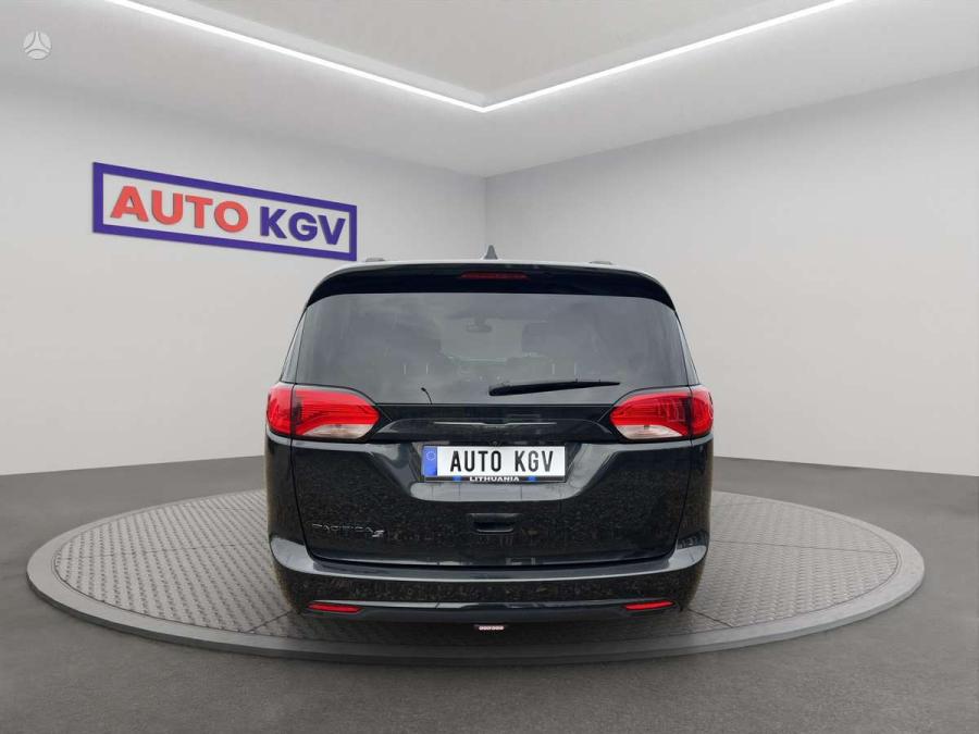 Melns Chrysler Pacifica 2019 Kauņa, ar dzinēja tilpumu 3.60 L un nobraukumu 110 tūkst. km par 17999 €, foto 5 vietnē AUTOMOTO.COM.LV