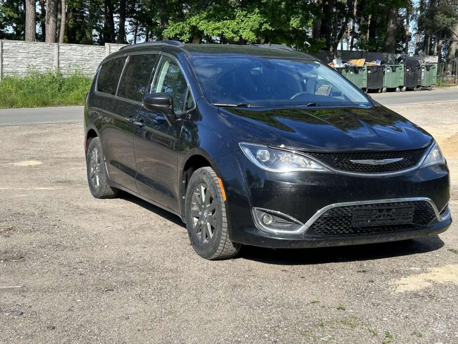 Melns Chrysler Pacifica 2019 Viļņa, ar dzinēja tilpumu 3.61 L un nobraukumu 379 tūkst. km par 8750 €, foto 3 vietnē AUTOMOTO.COM.LV