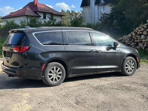 Black Chrysler Pacifica 2019 in Vilnius, with an engine capacity of 3.61 L and mileage of 379 thousand km for 8750 €, photo 3 on AUTOMOTO.COM.LV