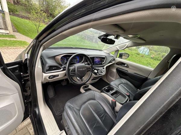 Black Chrysler Pacifica 2019 in Vilnius, with an engine capacity of 3.61 L and mileage of 379 thousand km for 8750 €, photo 6 on AUTOMOTO.COM.LV