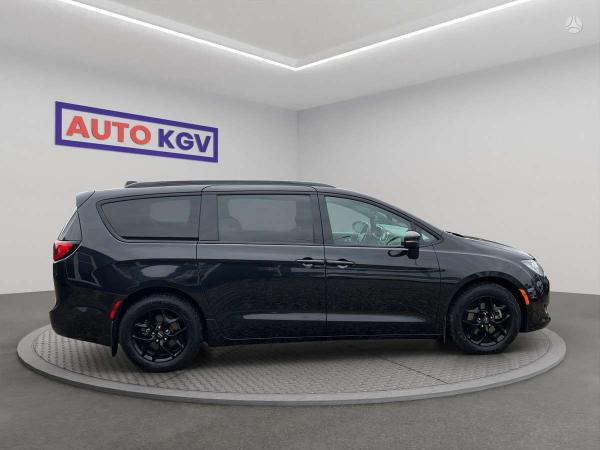 Chrysler Pacifica 2019 in Kaunas on AUTOMOTO.COM.LV Black Chrysler Pacifica 2019 in Kaunas, with an engine capacity of 3.60 L and mileage of 110 thousand km for 17999 €, photo 7 on AUTOMOTO.COM.LV