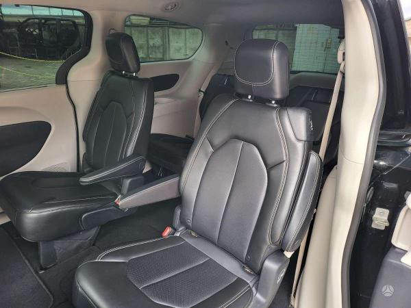 Black Chrysler Pacifica 2020 in Siauliai, with an engine capacity of 3.61 L and mileage of 199 thousand km for 16600 €, photo 11 on AUTOMOTO.COM.LV