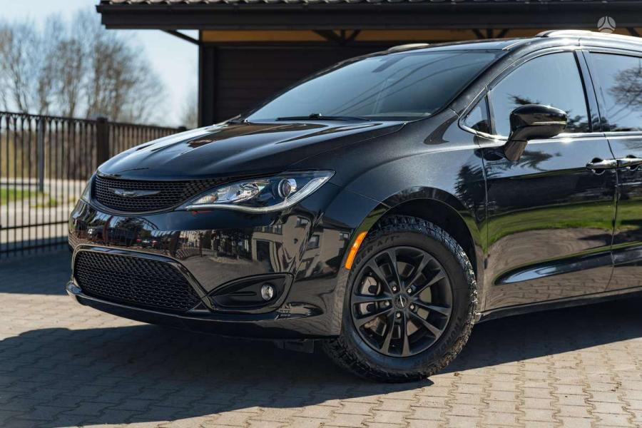 Melns Chrysler Pacifica 2020 Klaipėda, ar dzinēja tilpumu 3.61 L un nobraukumu 163 tūkst. km par 19500 €, foto 3 vietnē AUTOMOTO.COM.LV