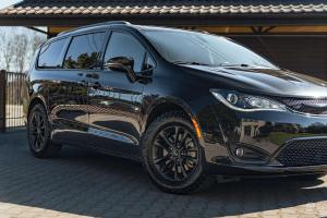 Melns Chrysler Pacifica 2020 Klaipėda, ar dzinēja tilpumu 3.61 L un nobraukumu 163 tūkst. km par 19500 €, foto 4 vietnē AUTOMOTO.COM.LV