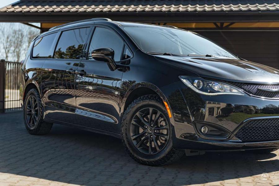 Melns Chrysler Pacifica 2020 Klaipėda, ar dzinēja tilpumu 3.61 L un nobraukumu 163 tūkst. km par 19500 €, foto 4 vietnē AUTOMOTO.COM.LV