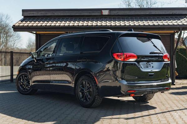 Melns Chrysler Pacifica 2020 Klaipėda, ar dzinēja tilpumu 3.61 L un nobraukumu 163 tūkst. km par 19500 €, foto 4 vietnē AUTOMOTO.COM.LV