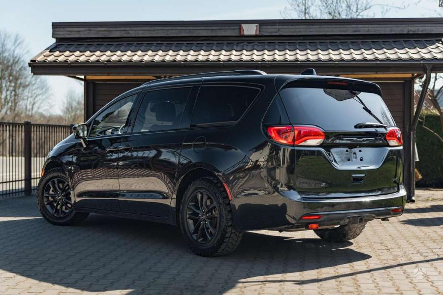 Melns Chrysler Pacifica 2020 Klaipėda, ar dzinēja tilpumu 3.61 L un nobraukumu 163 tūkst. km par 19500 €, foto 5 vietnē AUTOMOTO.COM.LV