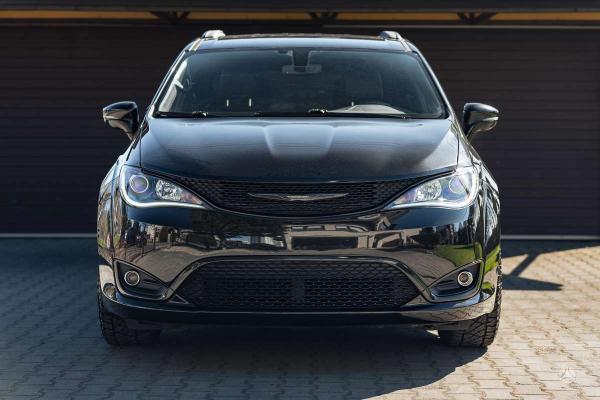 Melns Chrysler Pacifica 2020 Klaipėda, ar dzinēja tilpumu 3.61 L un nobraukumu 163 tūkst. km par 19500 €, foto 6 vietnē AUTOMOTO.COM.LV