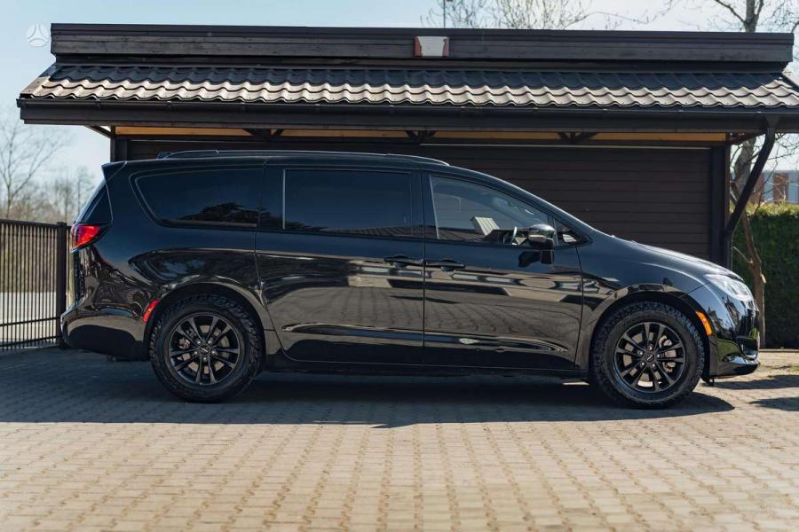 Melns Chrysler Pacifica 2020 Klaipėda, ar dzinēja tilpumu 3.61 L un nobraukumu 163 tūkst. km par 19500 €, foto 13 vietnē AUTOMOTO.COM.LV
