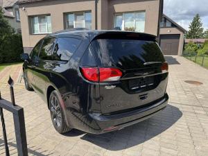 Melns Chrysler Pacifica 2020 Šauļi, ar dzinēja tilpumu 3.60 L un nobraukumu 230 tūkst. km par 15250 €, foto 7 vietnē AUTOMOTO.COM.LV