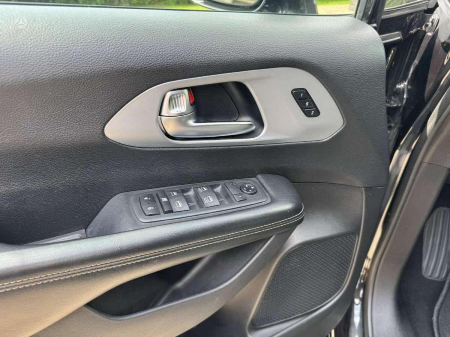 Melns Chrysler Pacifica 2020 Šauļi, ar dzinēja tilpumu 3.60 L un nobraukumu 230 tūkst. km par 15250 €, foto 23 vietnē AUTOMOTO.COM.LV