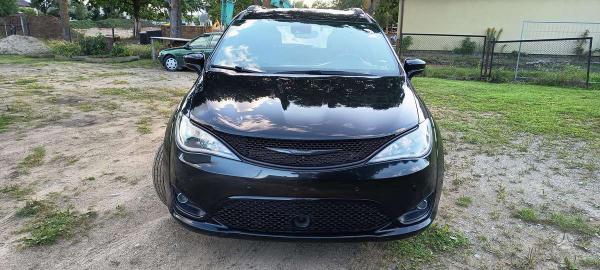 Black Chrysler Pacifica 2020 in Siauliai, with an engine capacity of 3.60 L and mileage of 200 thousand km for 11200 €, photo 1 on AUTOMOTO.COM.LV