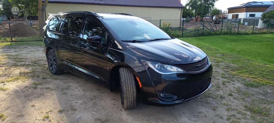 Black Chrysler Pacifica 2020 in Siauliai, with an engine capacity of 3.60 L and mileage of 200 thousand km for 11200 €, photo 3 on AUTOMOTO.COM.LV