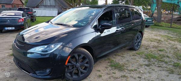 Black Chrysler Pacifica 2020 in Siauliai, with an engine capacity of 3.60 L and mileage of 200 thousand km for 11200 €, photo 3 on AUTOMOTO.COM.LV