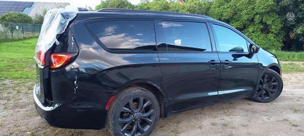 Black Chrysler Pacifica 2020 in Siauliai, with an engine capacity of 3.60 L and mileage of 200 thousand km for 11200 €, photo 5 on AUTOMOTO.COM.LV
