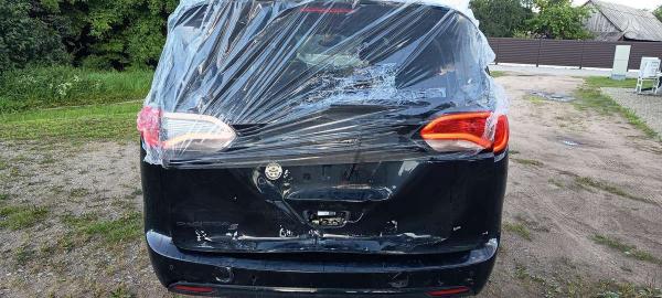 Black Chrysler Pacifica 2020 in Siauliai, with an engine capacity of 3.60 L and mileage of 200 thousand km for 11200 €, photo 8 on AUTOMOTO.COM.LV