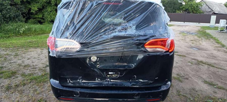 Black Chrysler Pacifica 2020 in Siauliai, with an engine capacity of 3.60 L and mileage of 200 thousand km for 11200 €, photo 9 on AUTOMOTO.COM.LV