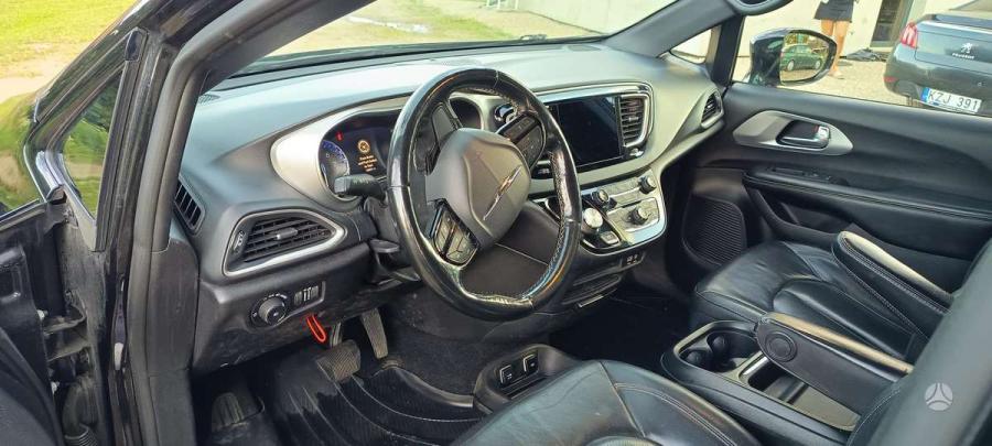 Black Chrysler Pacifica 2020 in Siauliai, with an engine capacity of 3.60 L and mileage of 200 thousand km for 11200 €, photo 12 on AUTOMOTO.COM.LV
