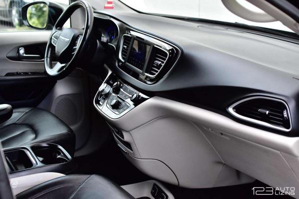 Melns Chrysler Pacifica 2020 Kretinga, ar dzinēja tilpumu 3.60 L un nobraukumu 189 tūkst. km par 14200 €, foto 2 vietnē AUTOMOTO.COM.LV