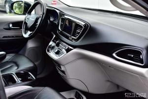 Black Chrysler Pacifica 2020 in Kretinga, with an engine capacity of 3.60 L and mileage of 189 thousand km for 14200 €, photo 3 on AUTOMOTO.COM.LV
