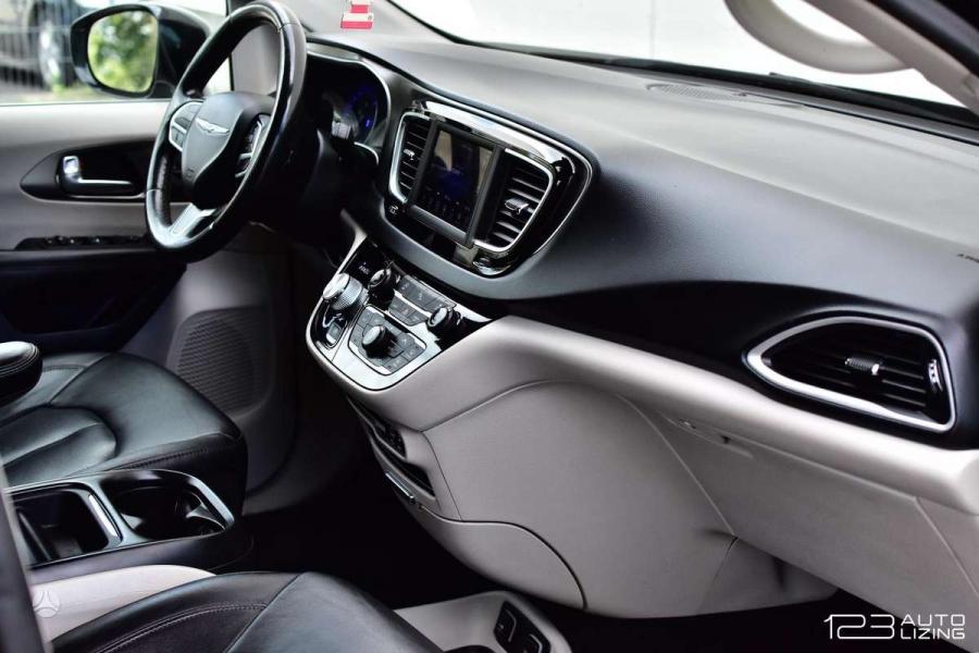 Black Chrysler Pacifica 2020 in Kretinga, with an engine capacity of 3.60 L and mileage of 189 thousand km for 14200 €, photo 3 on AUTOMOTO.COM.LV