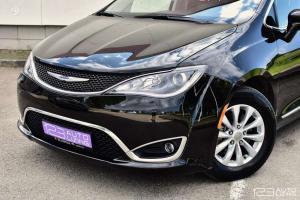 Black Chrysler Pacifica 2020 in Kretinga, with an engine capacity of 3.60 L and mileage of 189 thousand km for 14200 €, photo 5 on AUTOMOTO.COM.LV
