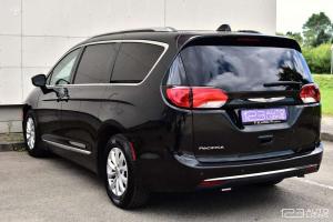 Black Chrysler Pacifica 2020 in Kretinga, with an engine capacity of 3.60 L and mileage of 189 thousand km for 14200 €, photo 8 on AUTOMOTO.COM.LV