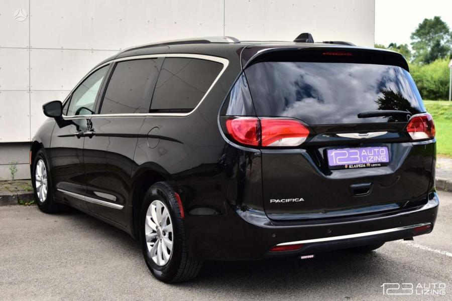 Black Chrysler Pacifica 2020 in Kretinga, with an engine capacity of 3.60 L and mileage of 189 thousand km for 14200 €, photo 8 on AUTOMOTO.COM.LV