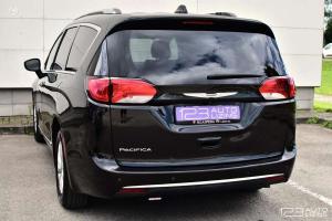 Black Chrysler Pacifica 2020 in Kretinga, with an engine capacity of 3.60 L and mileage of 189 thousand km for 14200 €, photo 9 on AUTOMOTO.COM.LV