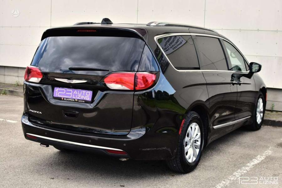 Black Chrysler Pacifica 2020 in Kretinga, with an engine capacity of 3.60 L and mileage of 189 thousand km for 14200 €, photo 11 on AUTOMOTO.COM.LV