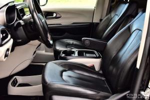 Black Chrysler Pacifica 2020 in Kretinga, with an engine capacity of 3.60 L and mileage of 189 thousand km for 14200 €, photo 16 on AUTOMOTO.COM.LV