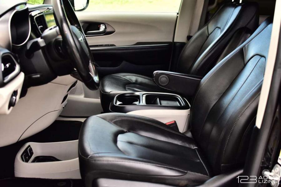 Black Chrysler Pacifica 2020 in Kretinga, with an engine capacity of 3.60 L and mileage of 189 thousand km for 14200 €, photo 16 on AUTOMOTO.COM.LV