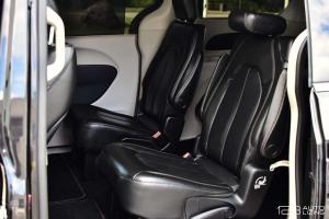 Black Chrysler Pacifica 2020 in Kretinga, with an engine capacity of 3.60 L and mileage of 189 thousand km for 14200 €, photo 17 on AUTOMOTO.COM.LV