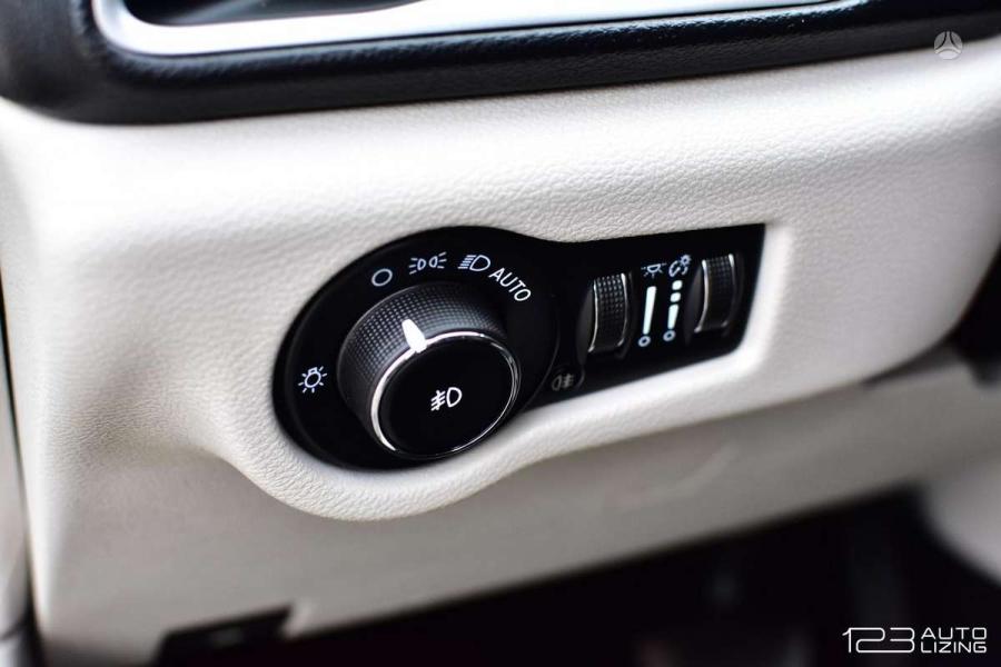 Black Chrysler Pacifica 2020 in Kretinga, with an engine capacity of 3.60 L and mileage of 189 thousand km for 14200 €, photo 19 on AUTOMOTO.COM.LV