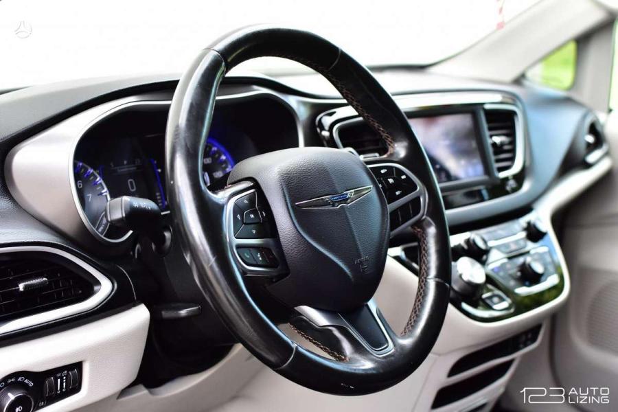 Black Chrysler Pacifica 2020 in Kretinga, with an engine capacity of 3.60 L and mileage of 189 thousand km for 14200 €, photo 27 on AUTOMOTO.COM.LV