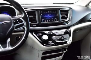 Black Chrysler Pacifica 2020 in Kretinga, with an engine capacity of 3.60 L and mileage of 189 thousand km for 14200 €, photo 30 on AUTOMOTO.COM.LV