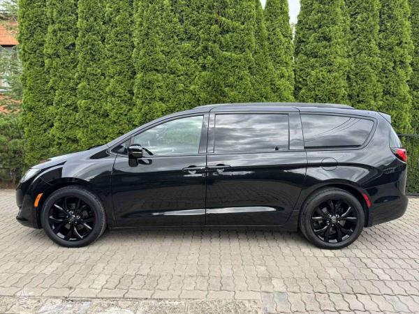 Black Chrysler Pacifica 2020 in Siauliai, with an engine capacity of 3.60 L and mileage of 230 thousand km for 15200 €, photo 5 on AUTOMOTO.COM.LV