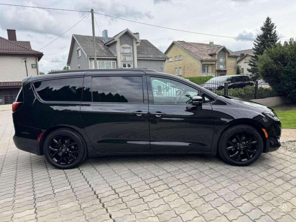 Black Chrysler Pacifica 2020 in Siauliai, with an engine capacity of 3.60 L and mileage of 230 thousand km for 15200 €, photo 9 on AUTOMOTO.COM.LV
