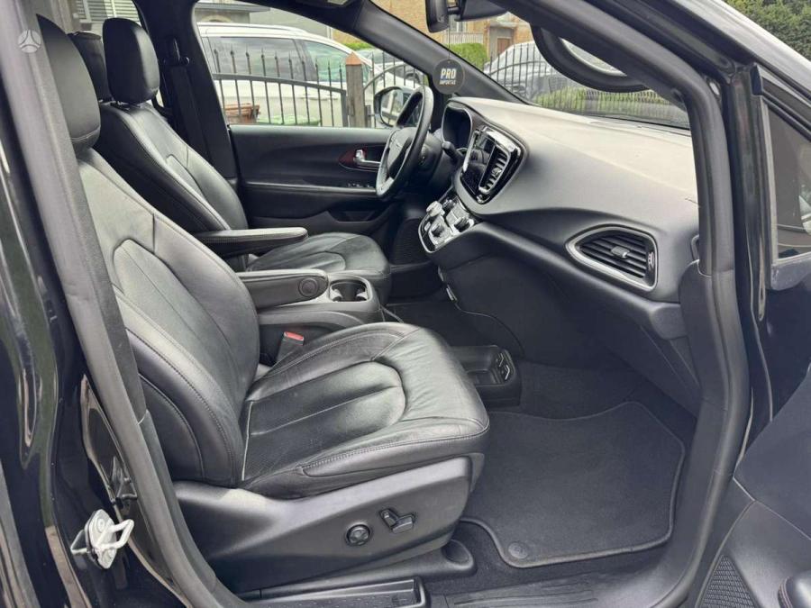 Black Chrysler Pacifica 2020 in Siauliai, with an engine capacity of 3.60 L and mileage of 230 thousand km for 15200 €, photo 17 on AUTOMOTO.COM.LV
