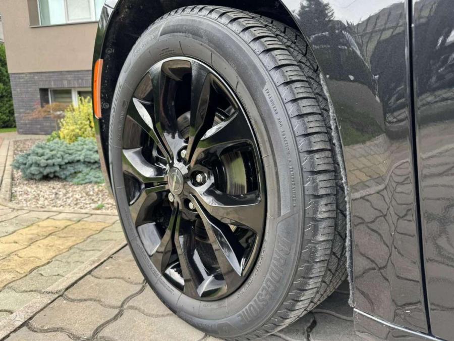 Black Chrysler Pacifica 2020 in Siauliai, with an engine capacity of 3.60 L and mileage of 230 thousand km for 15200 €, photo 26 on AUTOMOTO.COM.LV