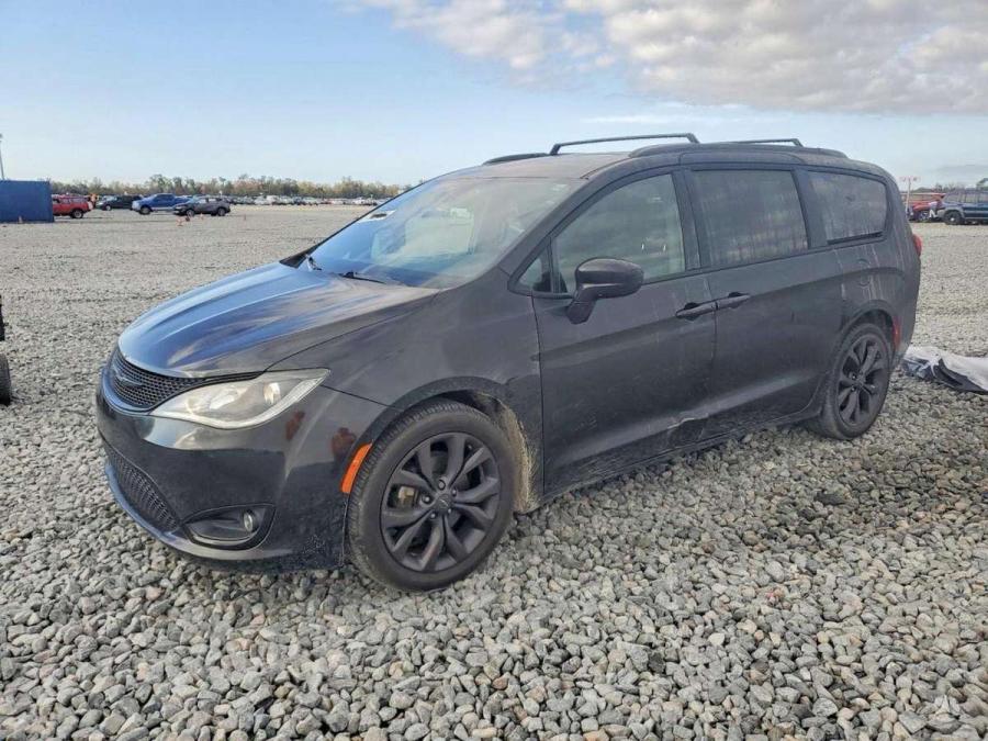 Black Chrysler Pacifica 2020 in Siauliai, with an engine capacity of 3.60 L and mileage of 230 thousand km for 15200 €, photo 29 on AUTOMOTO.COM.LV