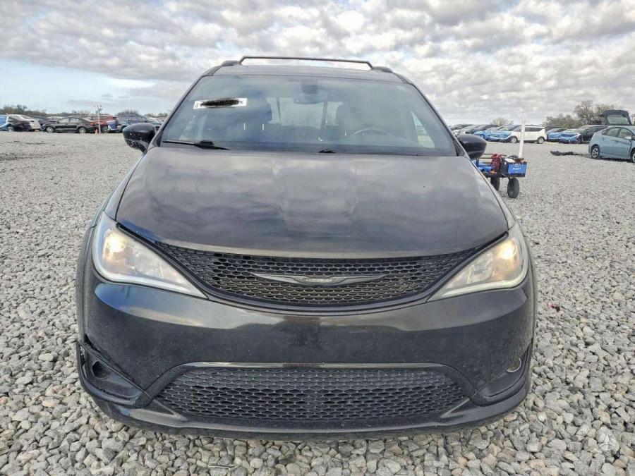 Black Chrysler Pacifica 2020 in Siauliai, with an engine capacity of 3.60 L and mileage of 230 thousand km for 15200 €, photo 30 on AUTOMOTO.COM.LV