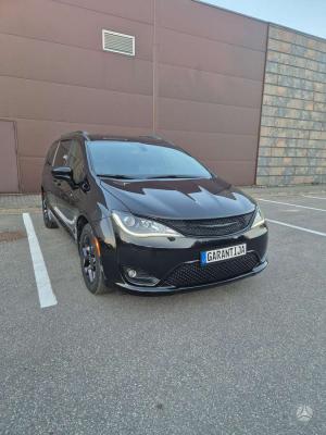 Melns Chrysler Pacifica 2020 Viļņa, ar dzinēja tilpumu 3.60 L un nobraukumu 55 tūkst. km par 20500 €, foto  vietnē AUTOMOTO.COM.LV
