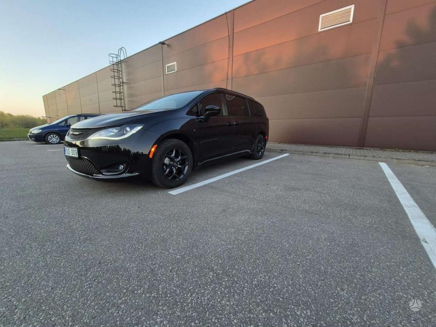 Melns Chrysler Pacifica 2020 Viļņa, ar dzinēja tilpumu 3.60 L un nobraukumu 55 tūkst. km par 20500 €, foto 5 vietnē AUTOMOTO.COM.LV