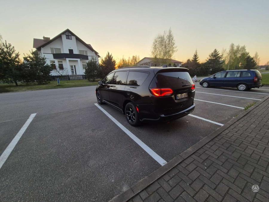 Melns Chrysler Pacifica 2020 Viļņa, ar dzinēja tilpumu 3.60 L un nobraukumu 55 tūkst. km par 20500 €, foto 8 vietnē AUTOMOTO.COM.LV