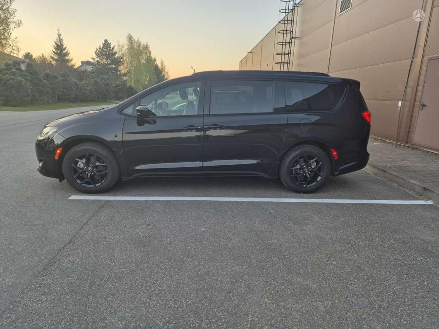 Melns Chrysler Pacifica 2020 Viļņa, ar dzinēja tilpumu 3.60 L un nobraukumu 55 tūkst. km par 20500 €, foto 14 vietnē AUTOMOTO.COM.LV