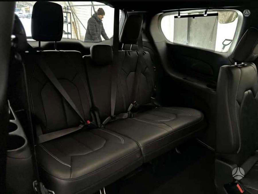Melns Chrysler Pacifica 2020 Viļņa, ar dzinēja tilpumu 3.60 L un nobraukumu 55 tūkst. km par 20500 €, foto 21 vietnē AUTOMOTO.COM.LV