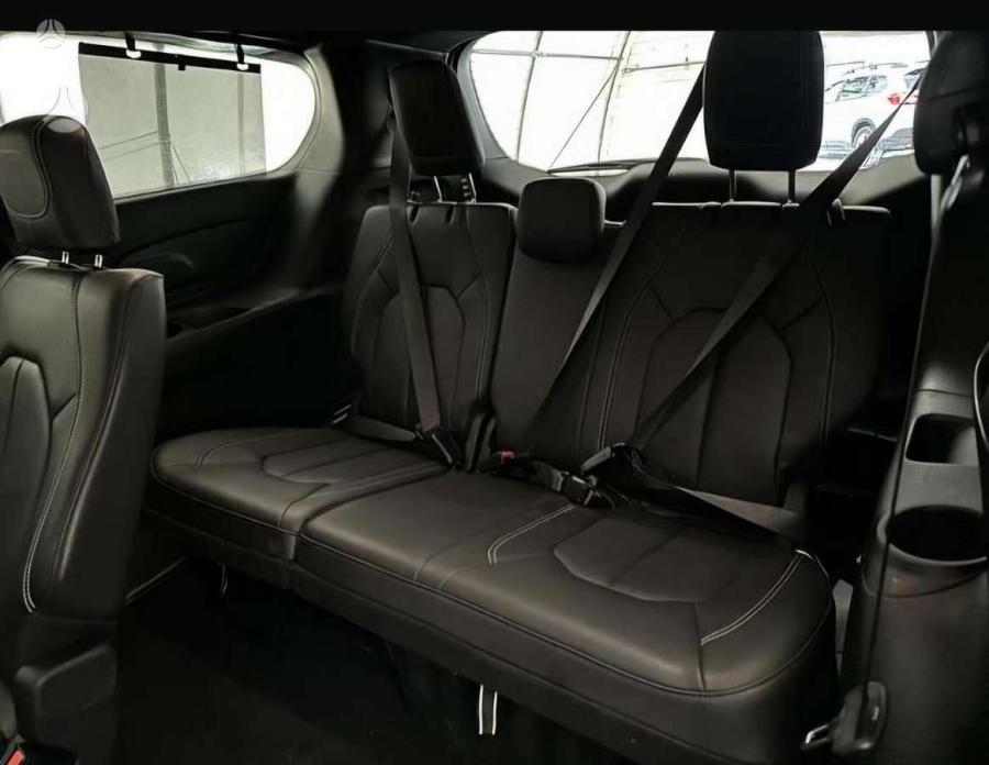 Melns Chrysler Pacifica 2020 Viļņa, ar dzinēja tilpumu 3.60 L un nobraukumu 55 tūkst. km par 20500 €, foto 23 vietnē AUTOMOTO.COM.LV